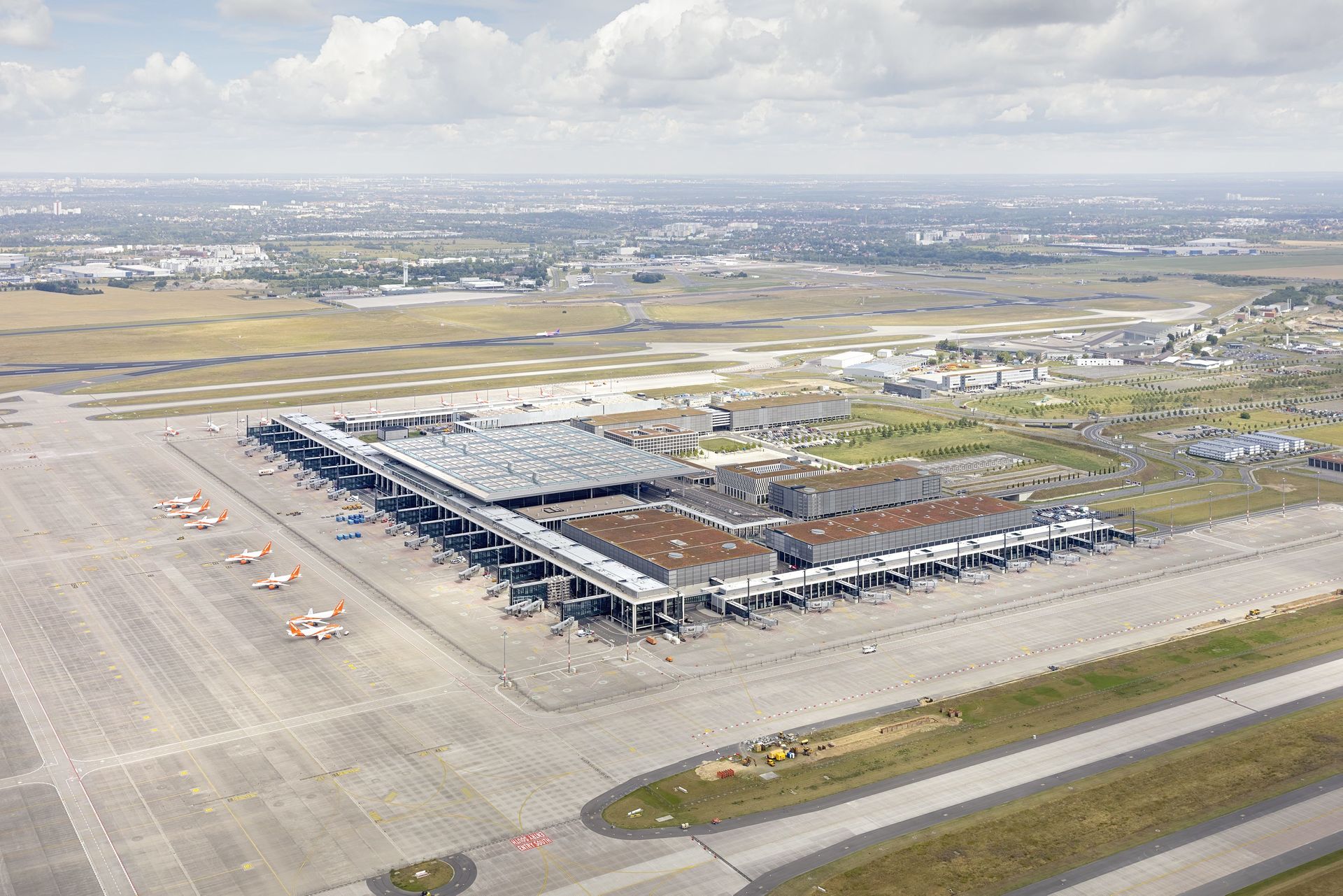 Ready for Take-off Flugbetrieb am BER startet - Presse - gmp Architekten